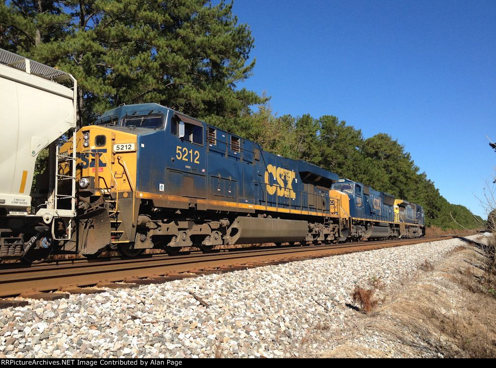 CSX C40-8W 7351, SD70MAC 4818, and ES40DC 5212